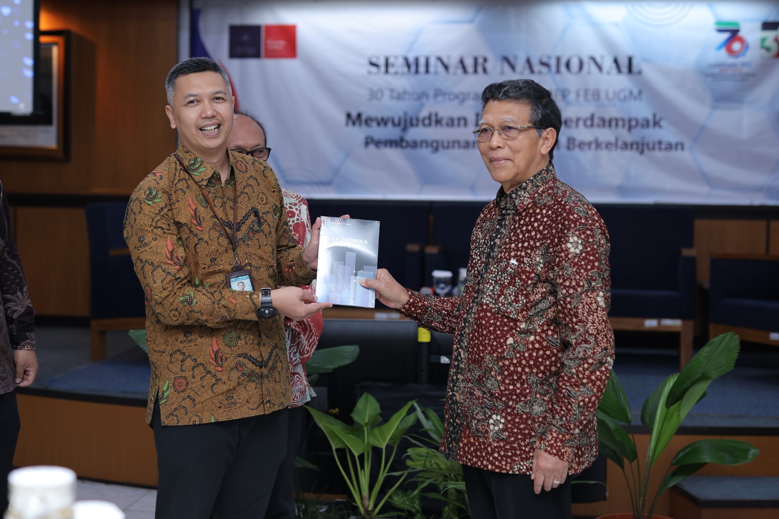 MEP FEB UGM Luncurkan Buku | UGM PRESS - Badan Penerbit dan Publikasi ...